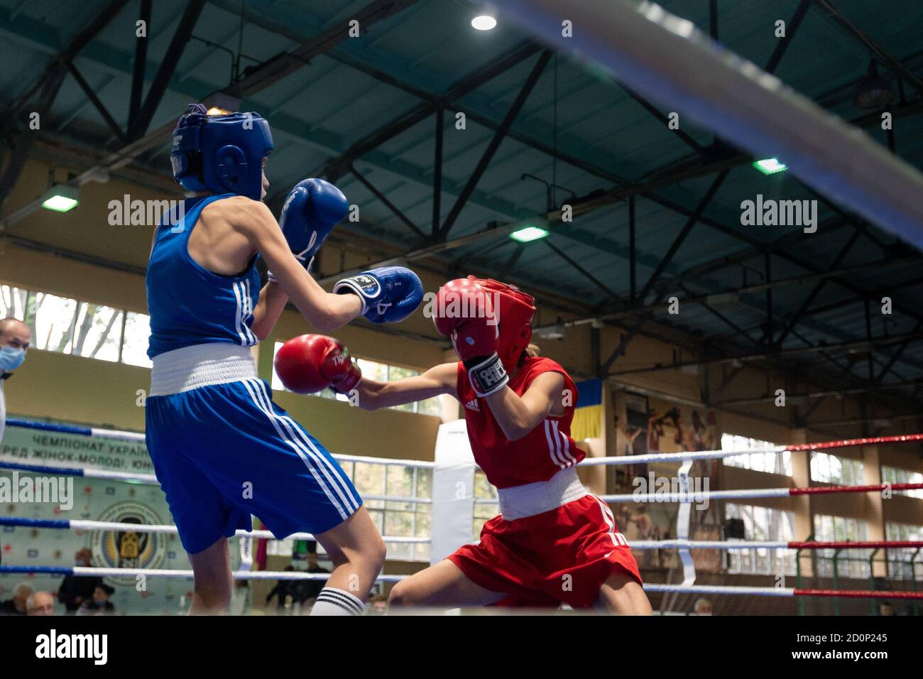 Girls fighting in the club hi-res stock photography and images - Alamy