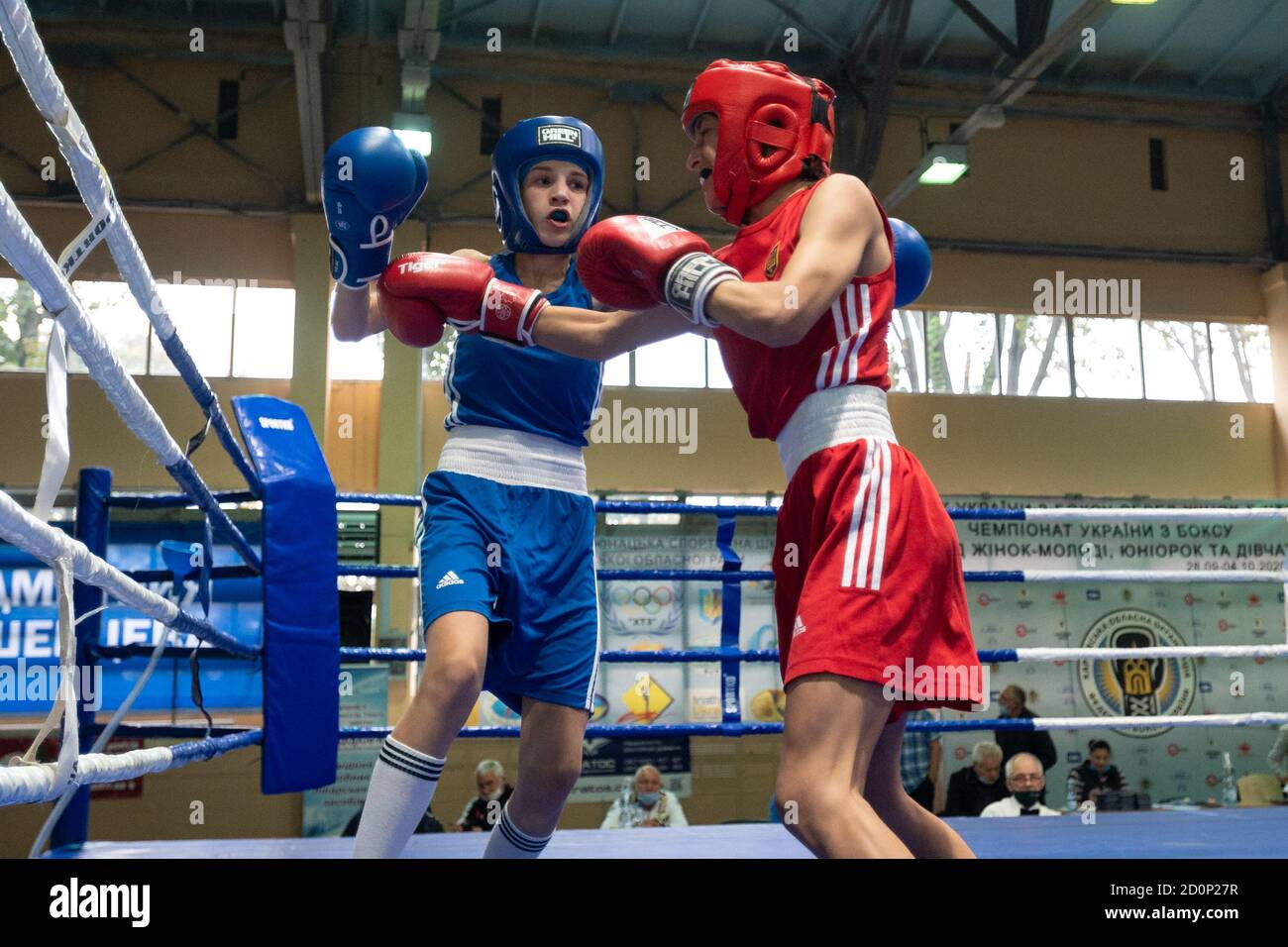 Girls fighting in the club hi-res stock photography and images - Alamy