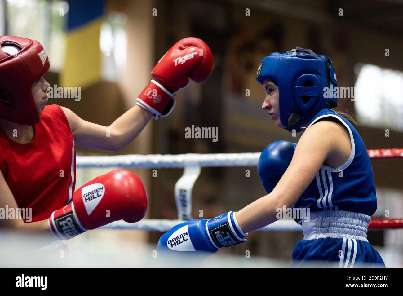 Girls fighting in the club hi-res stock photography and images - Alamy