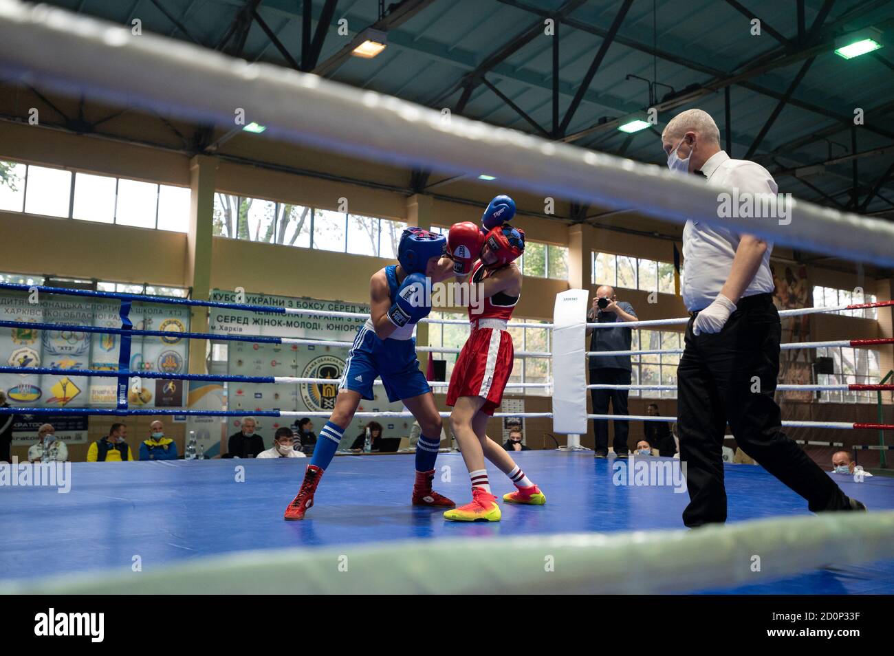 Girls fighting in the club hi-res stock photography and images - Alamy