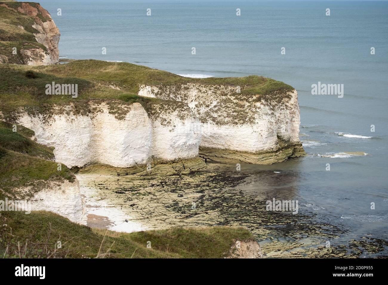 Limestone cliffs flamborough head hi-res stock photography and images ...