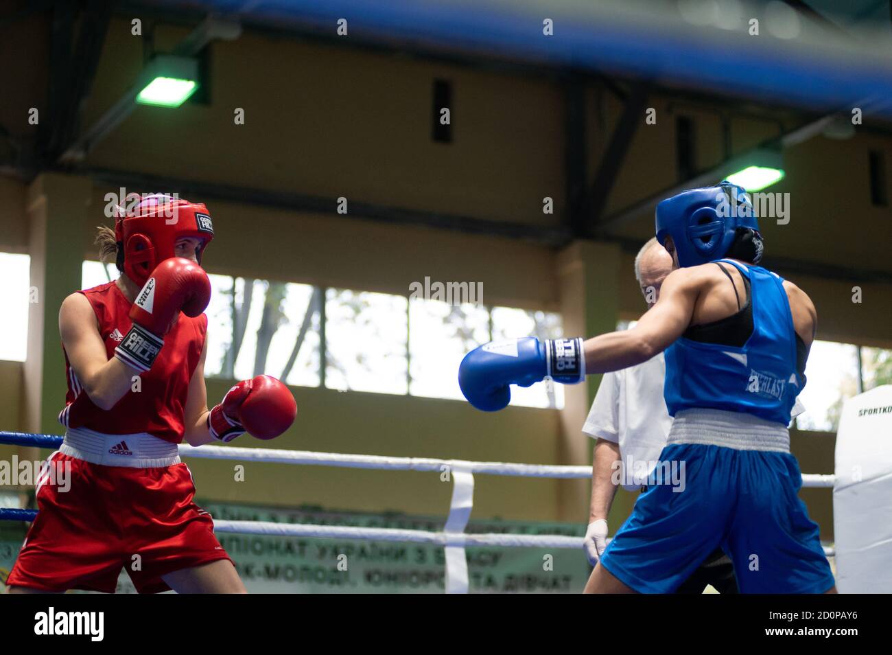 Girls fighting in the club hi-res stock photography and images - Alamy