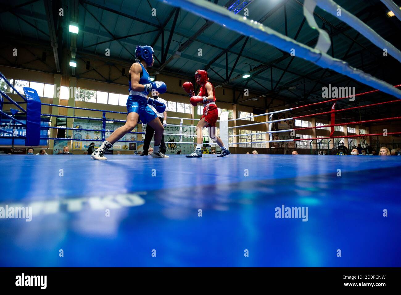 Girls fighting in the club hi-res stock photography and images - Alamy