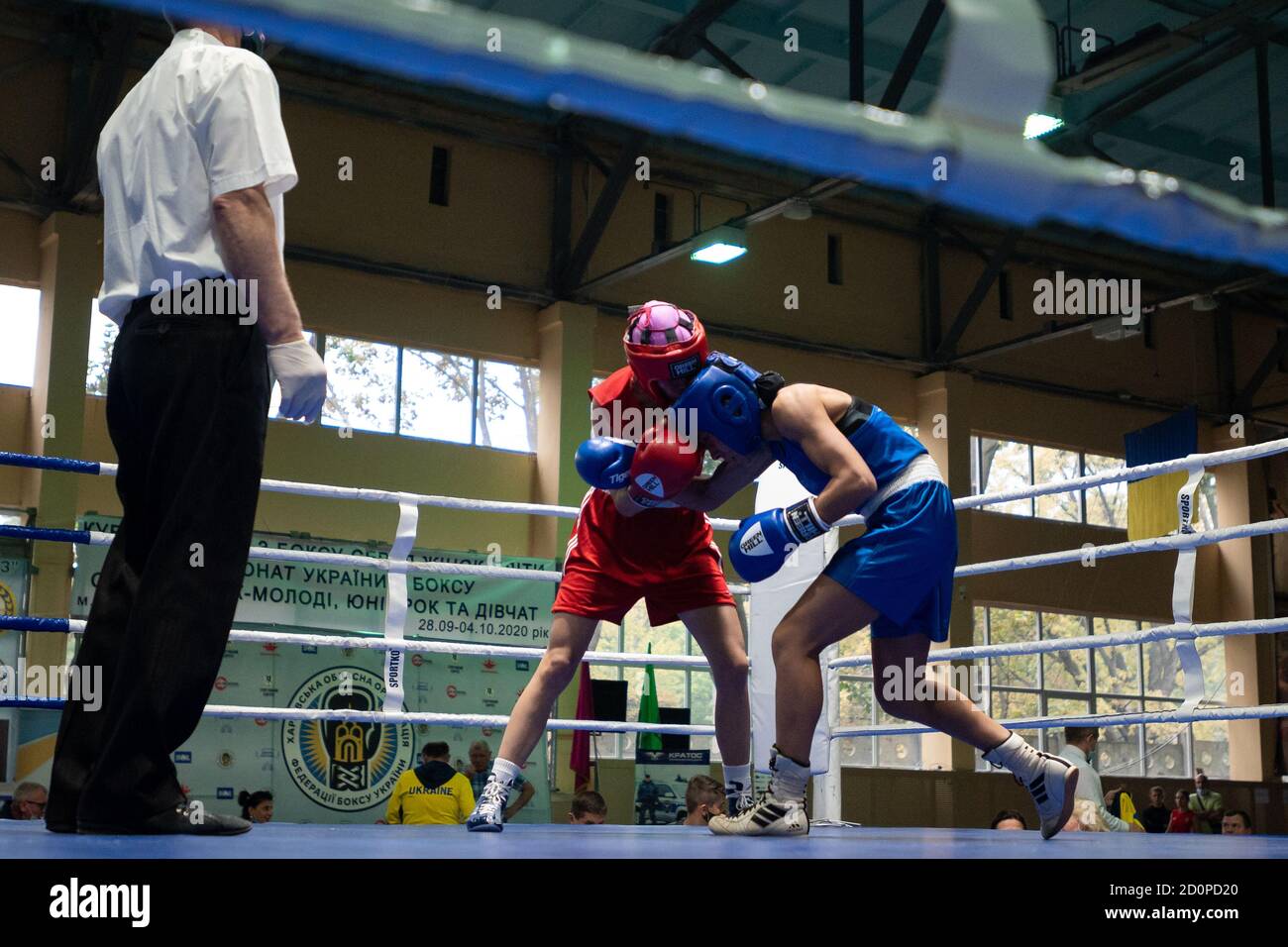 Girls fighting in the club hi-res stock photography and images - Alamy