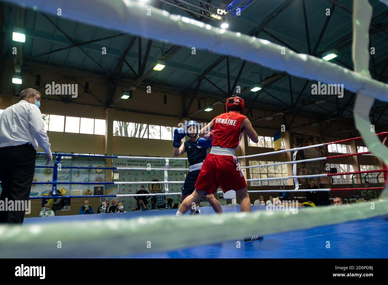 Girls fighting in the club hi-res stock photography and images - Alamy