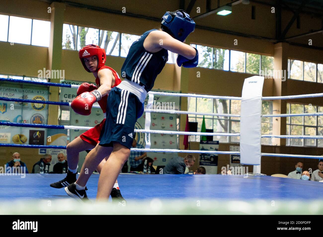 Girls fighting in the club hi-res stock photography and images - Alamy