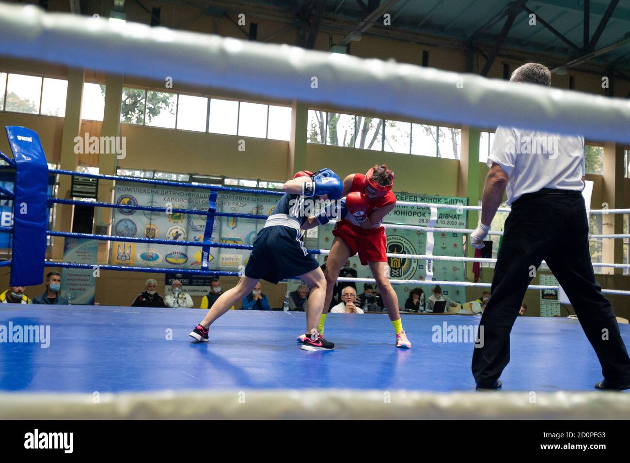 Girls fighting in the club hi-res stock photography and images - Alamy