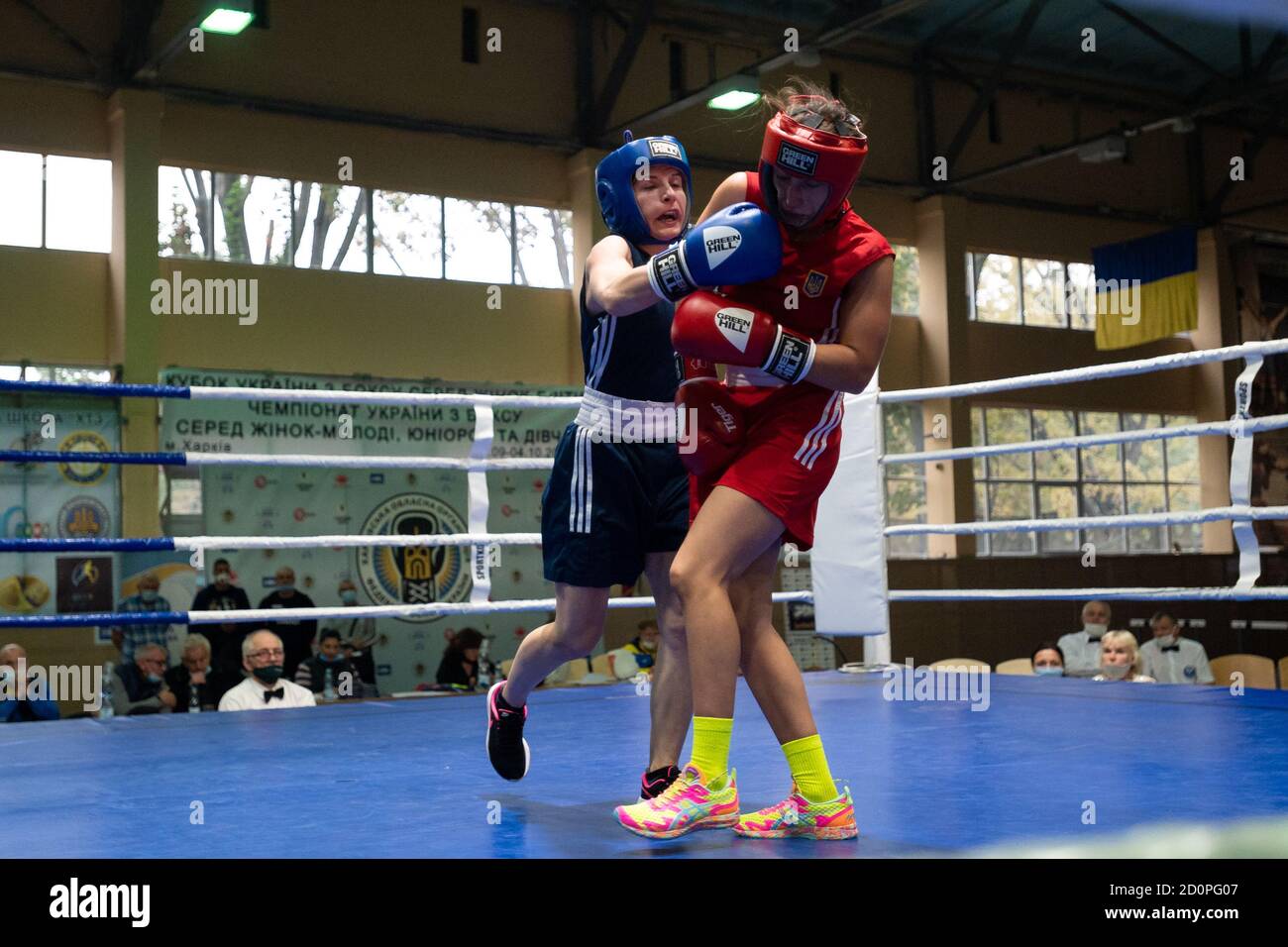 Girls fighting in the club hi-res stock photography and images - Alamy