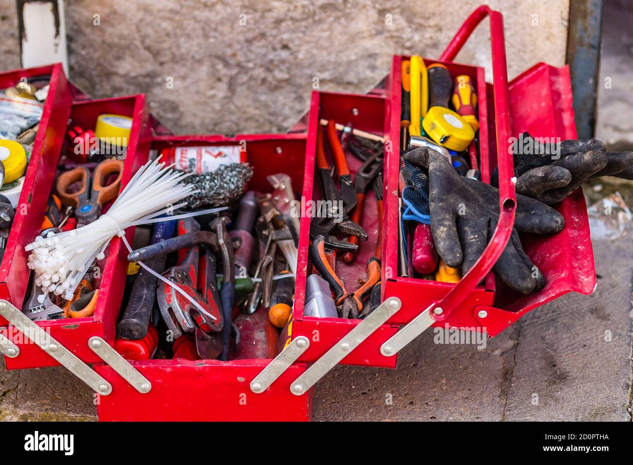 Red toolbox hi-res stock photography and images - Alamy