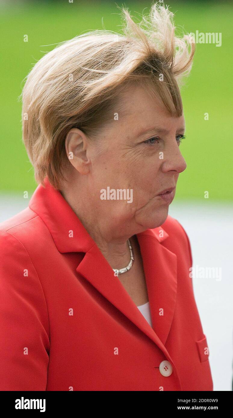 Wind swept hair hi-res stock photography and images - Alamy