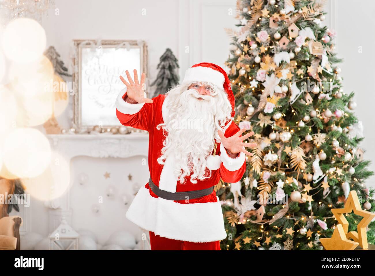 Happy Santa Claus carrying no gifts to children Stock Photo - Alamy