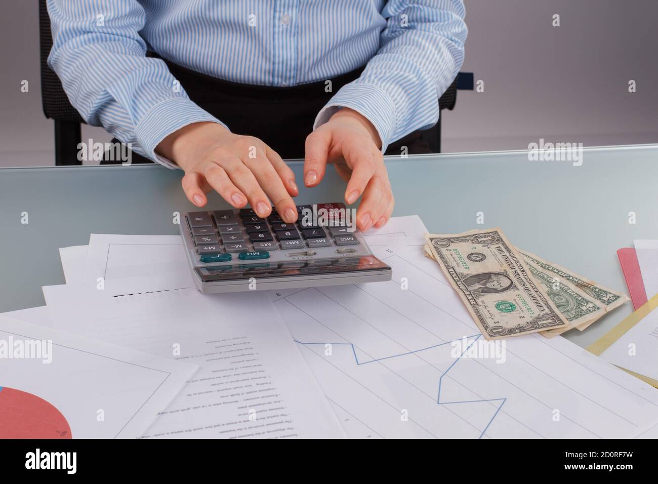 Accountant counting money hi-res stock photography and images - Alamy