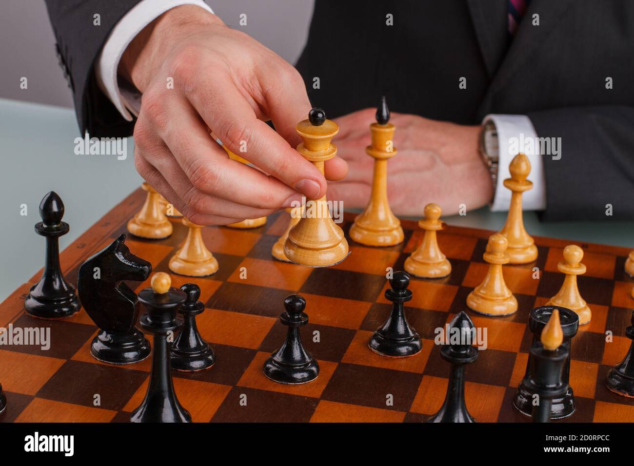 Hand playing chess hi-res stock photography and images - Alamy