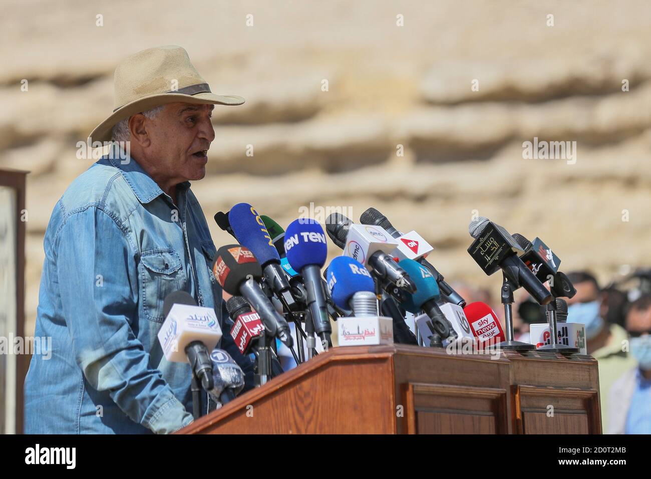 Zahi hawass hi-res stock photography and images - Alamy