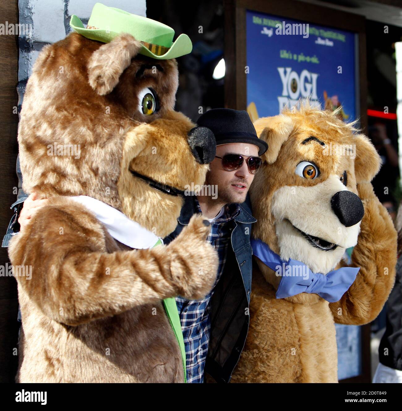 Boo boo and yogi bear High Resolution Stock Photography and Images - Alamy