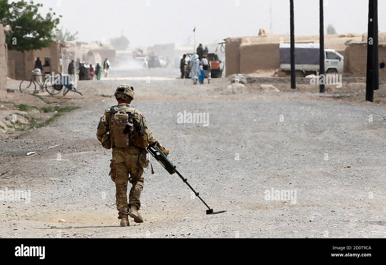 U s soldier uses mine detector hi-res stock photography and images - Alamy