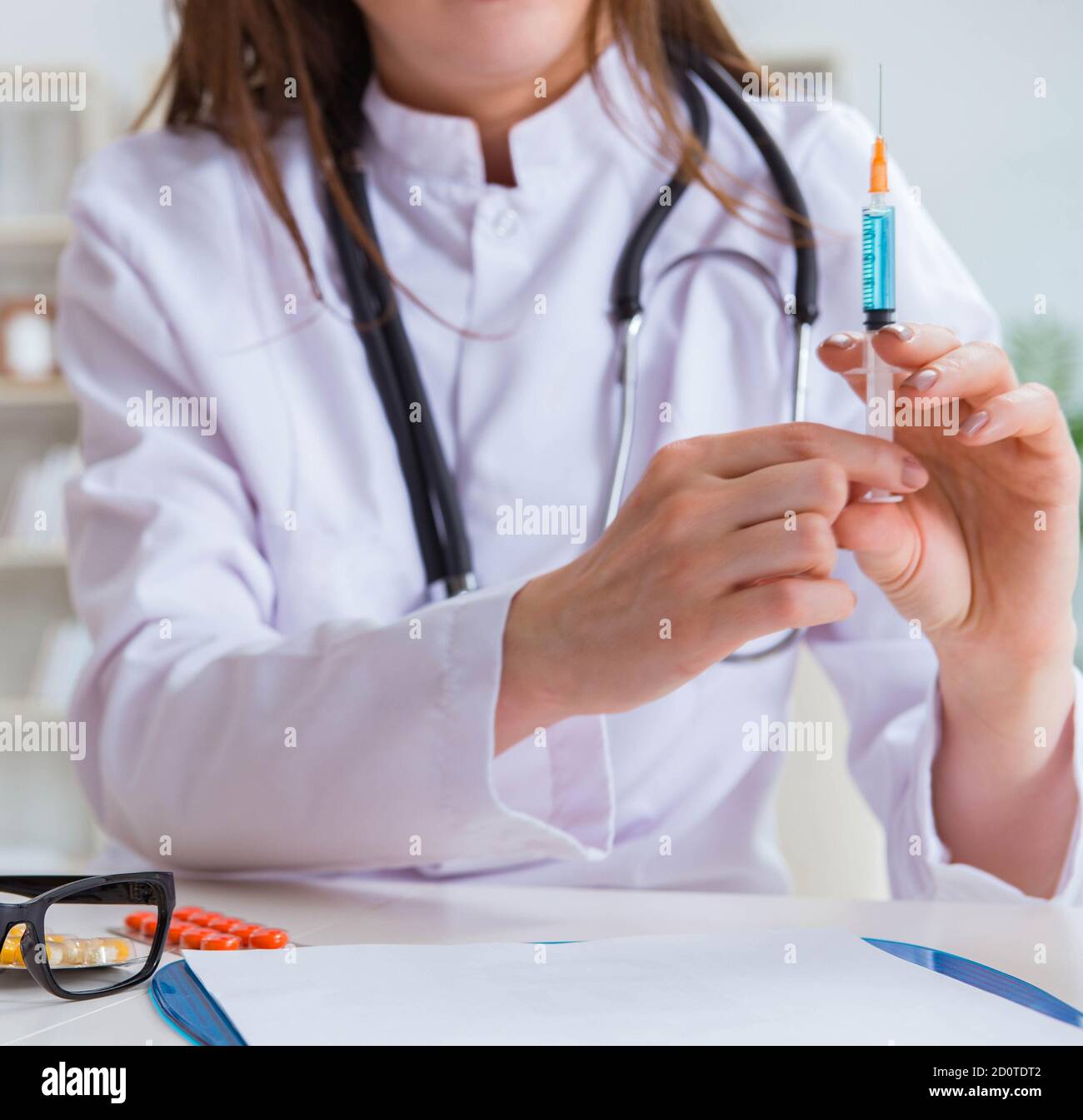 The doctor with syringe in the hospital Stock Photo - Alamy