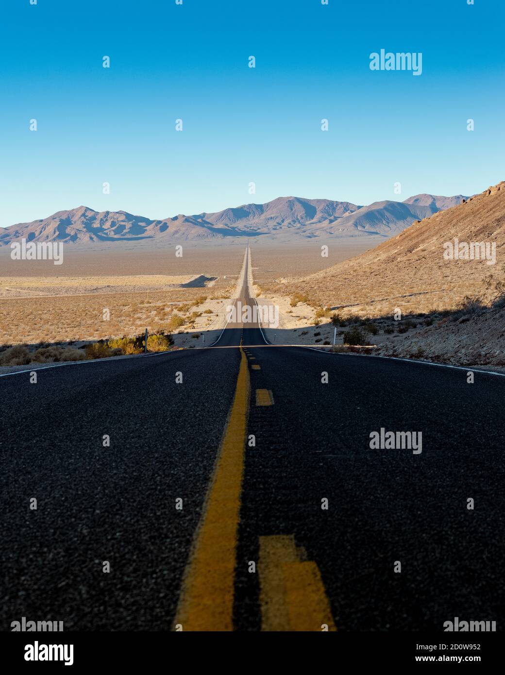 Long straight highway hi-res stock photography and images - Alamy
