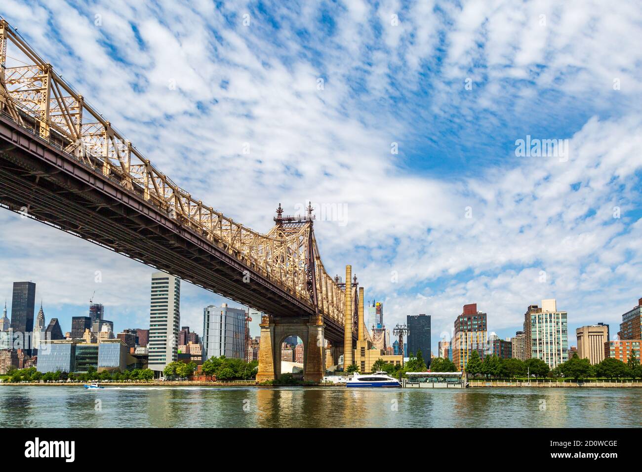 The 59th street bridge and a view of Roosevelt Island and Manhattan ...