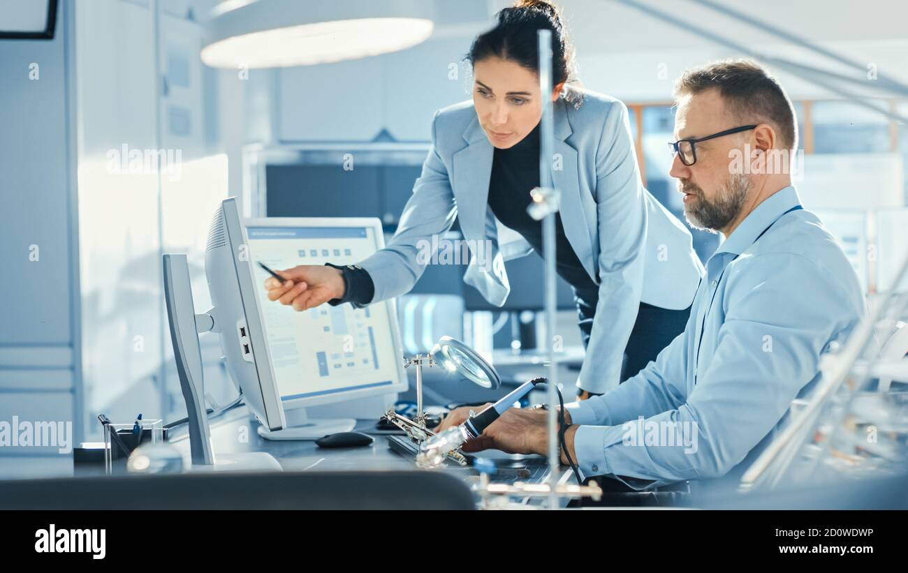 Female chief engineer talks hi-res stock photography and images - Alamy