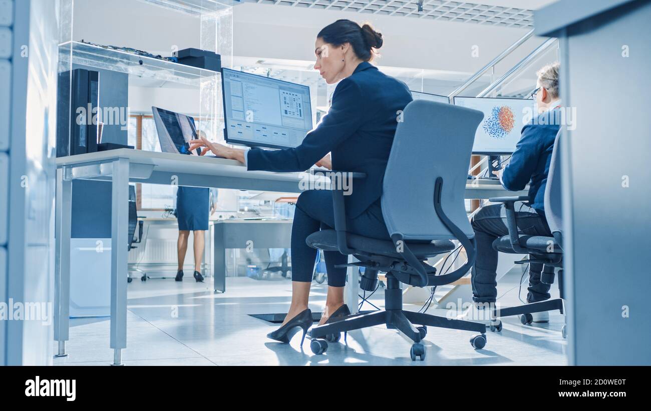 Office screens hi-res stock photography and images - Alamy