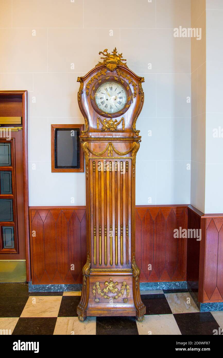 Clock longcase grandfather antique hi-res stock photography and images ...