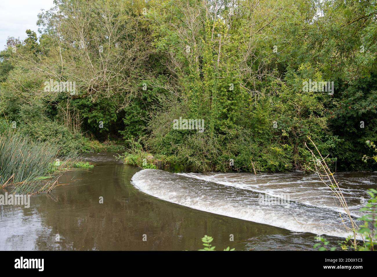 Chalk stream weir uk hi-res stock photography and images - Alamy
