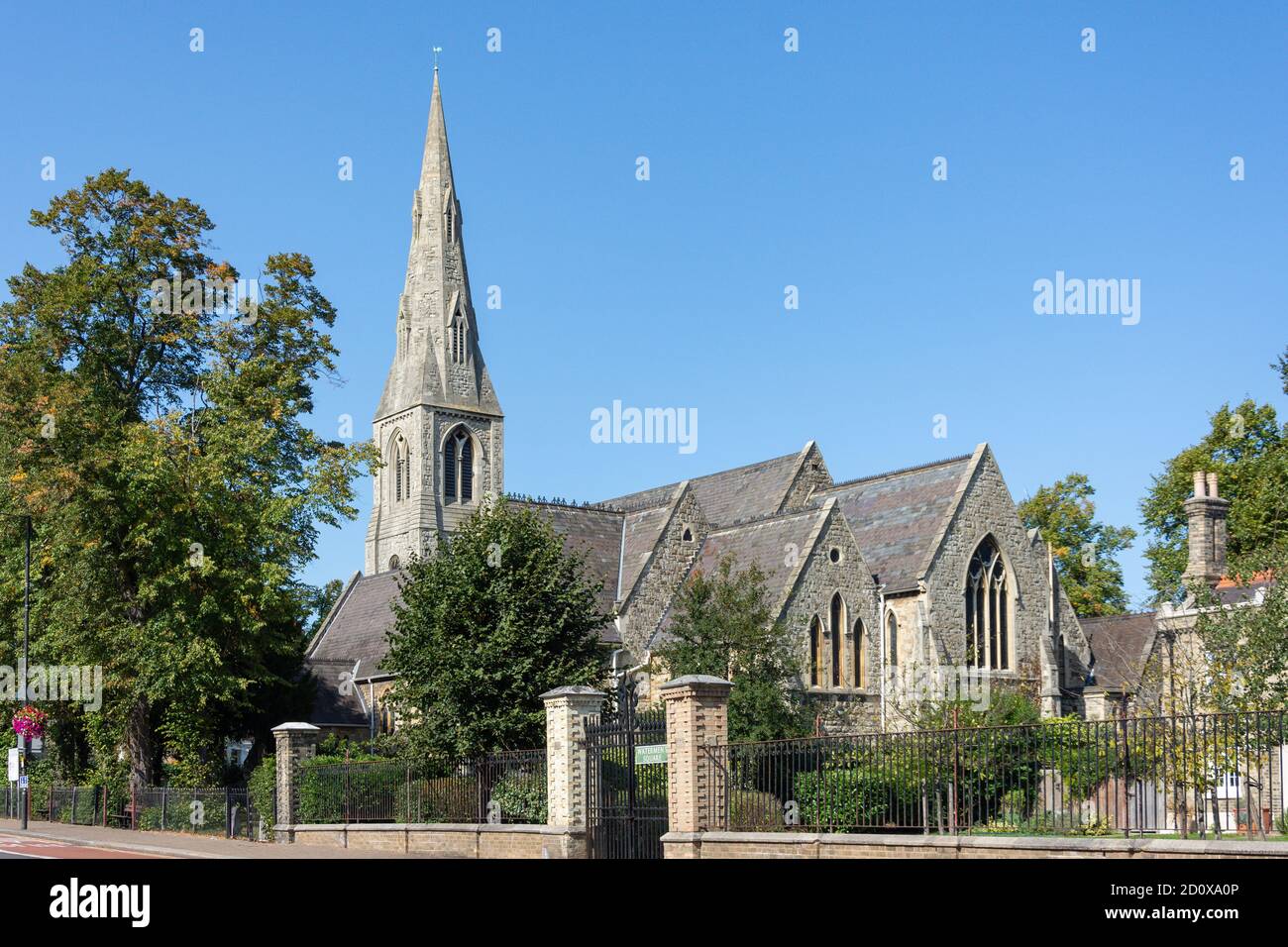 St johns church and churchyard hi-res stock photography and images - Alamy