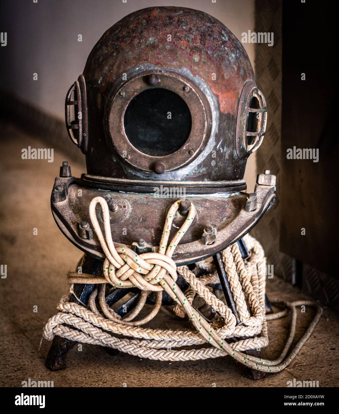 Diving helmet vintage hi-res stock photography and images - Alamy