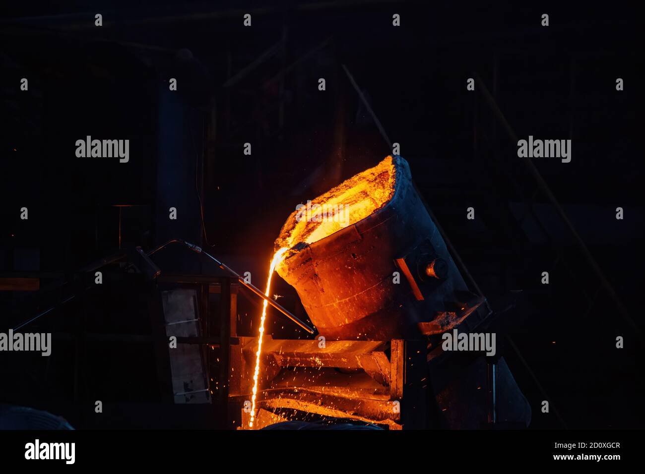 Pouring molten metal equipment hi-res stock photography and images - Alamy