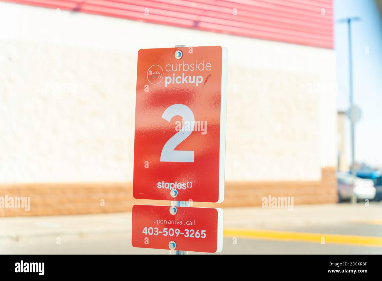 Curbside sign hi-res stock photography and images - Alamy