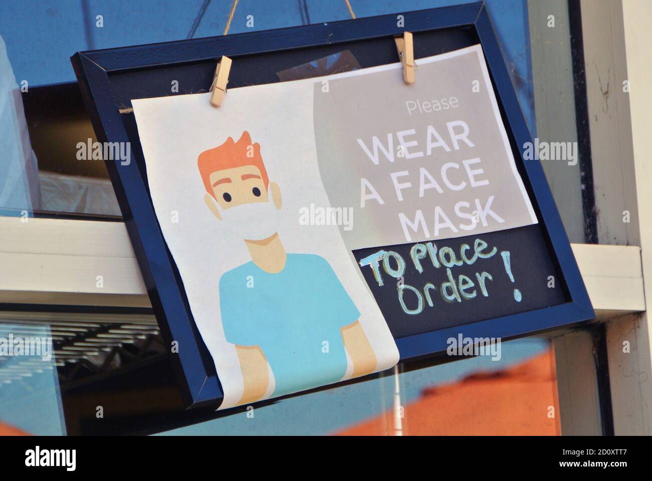 Covid 19 face masks restaurant hi-res stock photography and images - Alamy