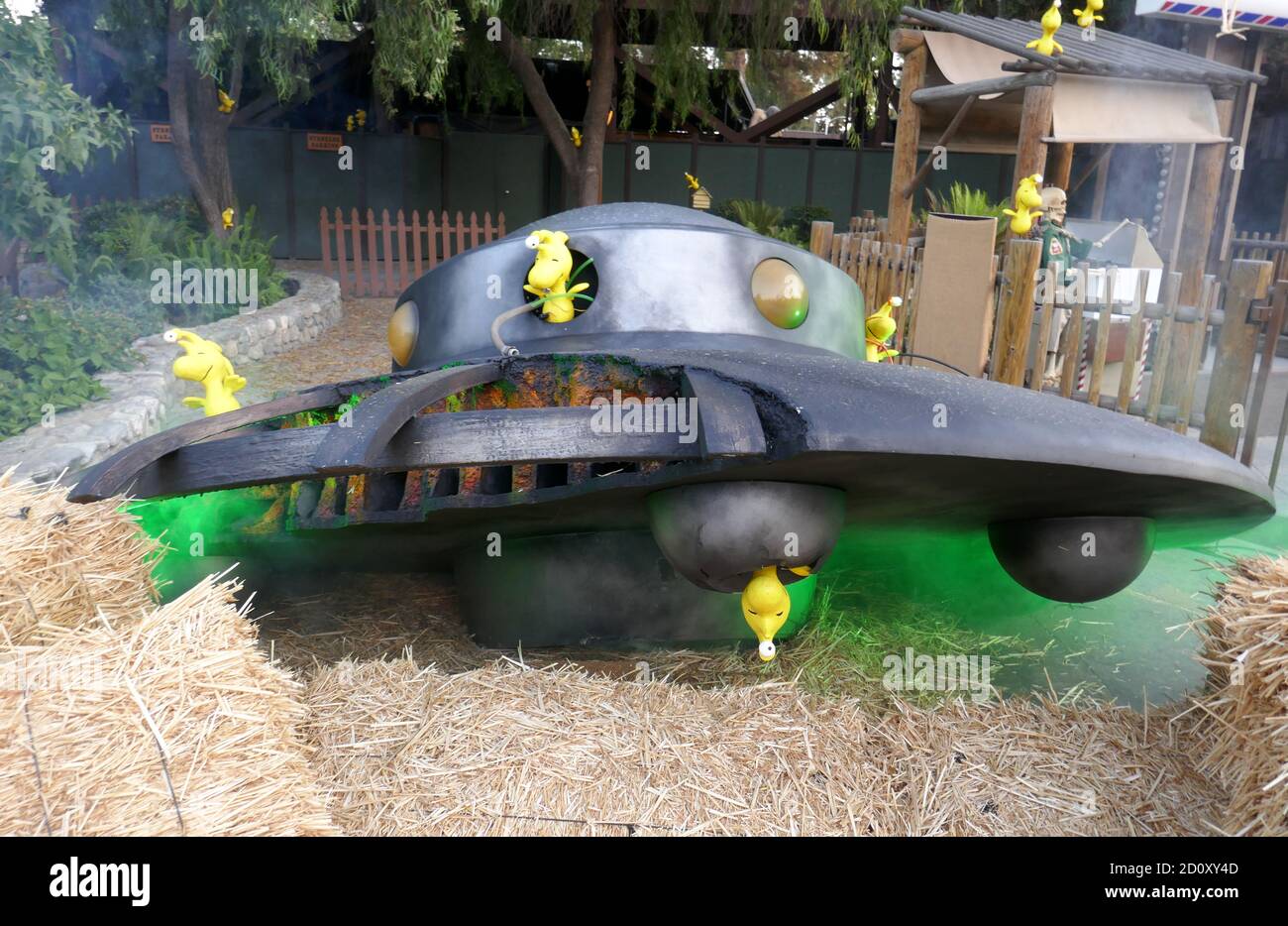 Snoopy and woodstock hi-res stock photography and images - Alamy