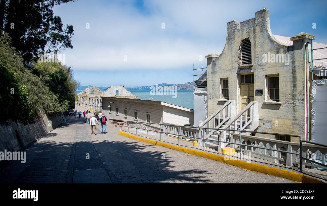 Tourists visiting alcatraz prison hi-res stock photography and images ...