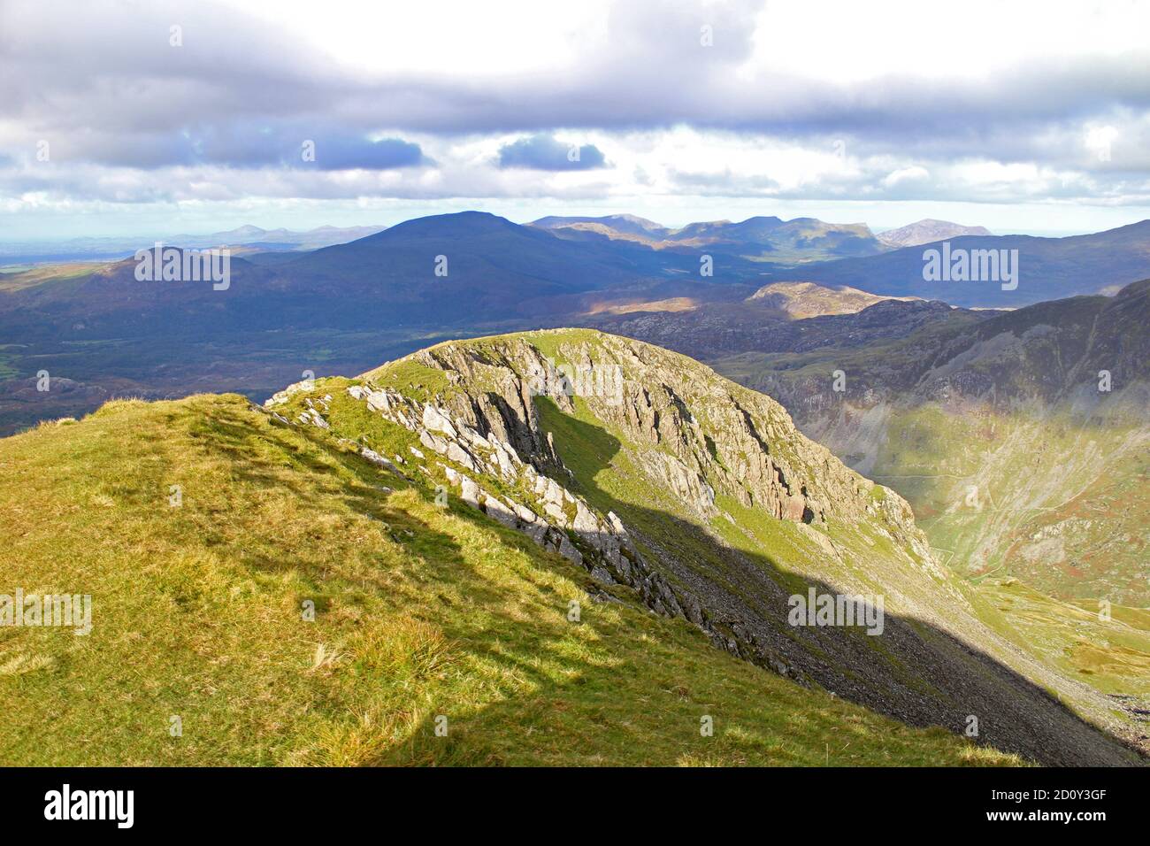 Views of Moel Hebog and Nantlle Ridge from summit of Moelwyn Mawr Stock Photo - Alamy