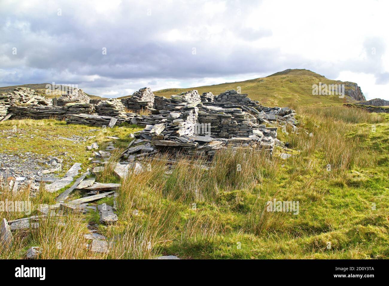 Moel yr hydd and derelict slate building near moelwyn mawr Stock Photo ...