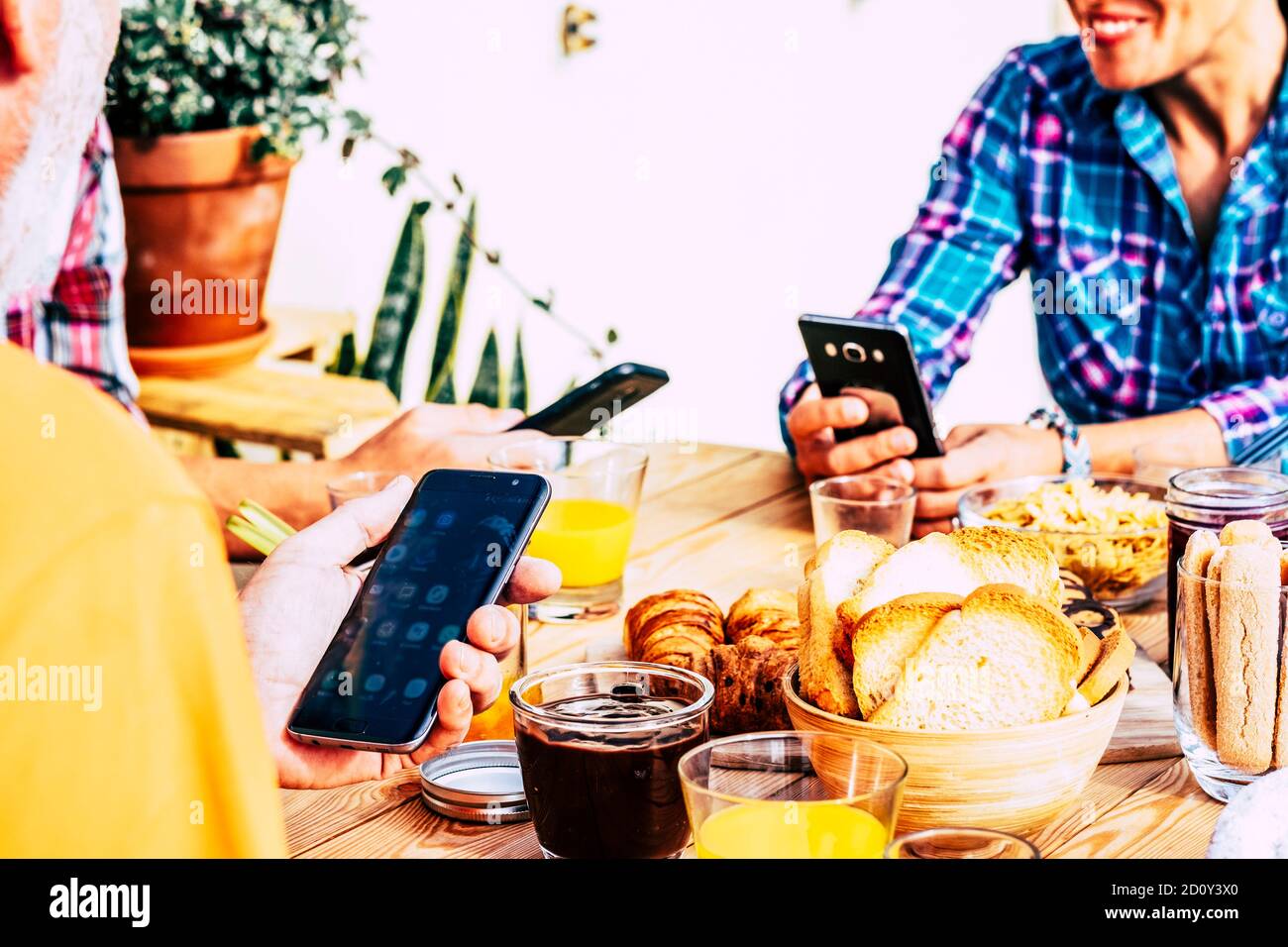 Family using phones table hi-res stock photography and images - Alamy