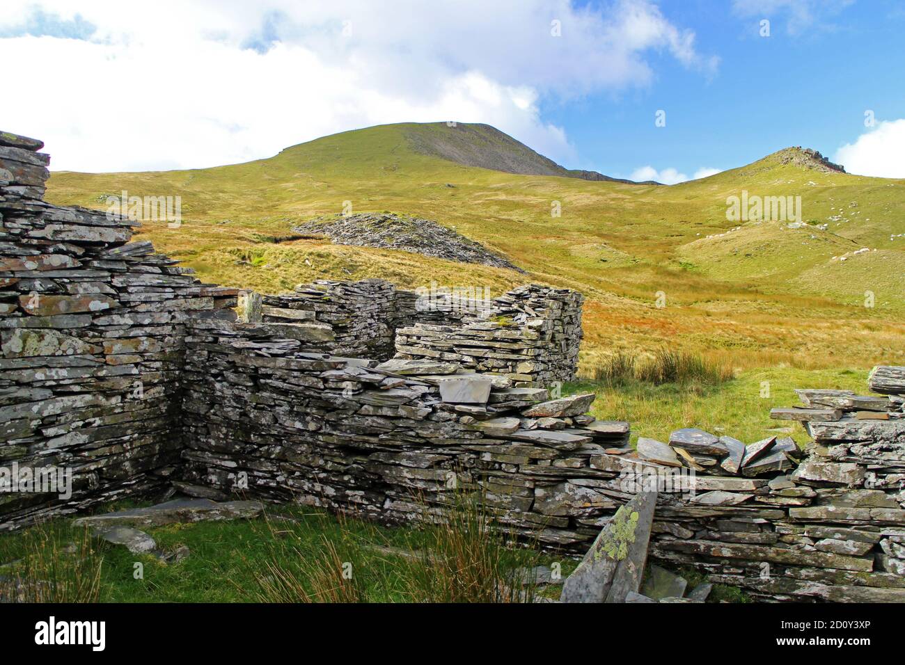 Moelwyn Mawr mountain and derelict slate quarry building, Croesor Stock Photo - Alamy