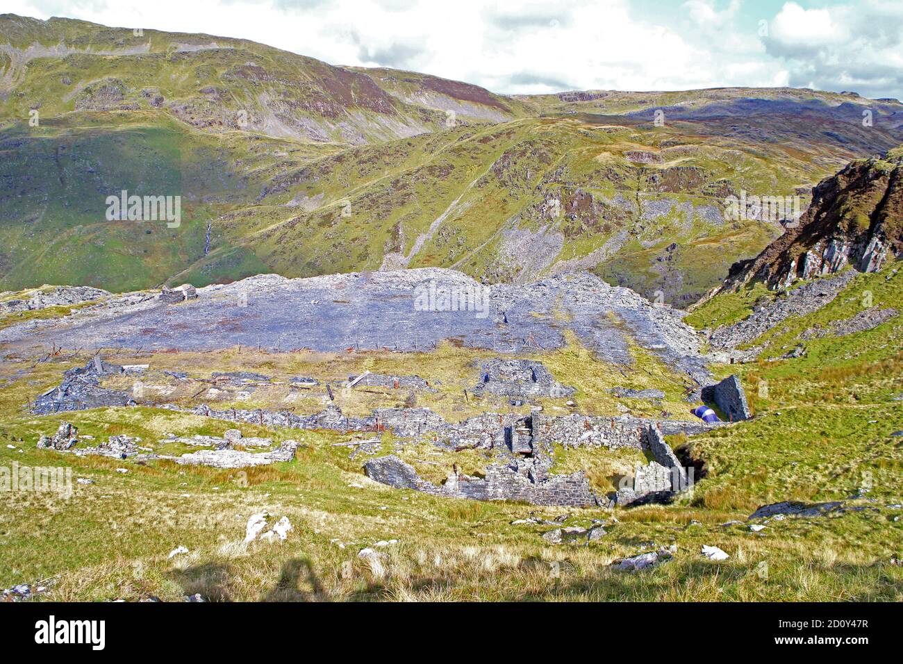 Croesor slate quarry and surrounding Snowdonia mountain views Stock ...