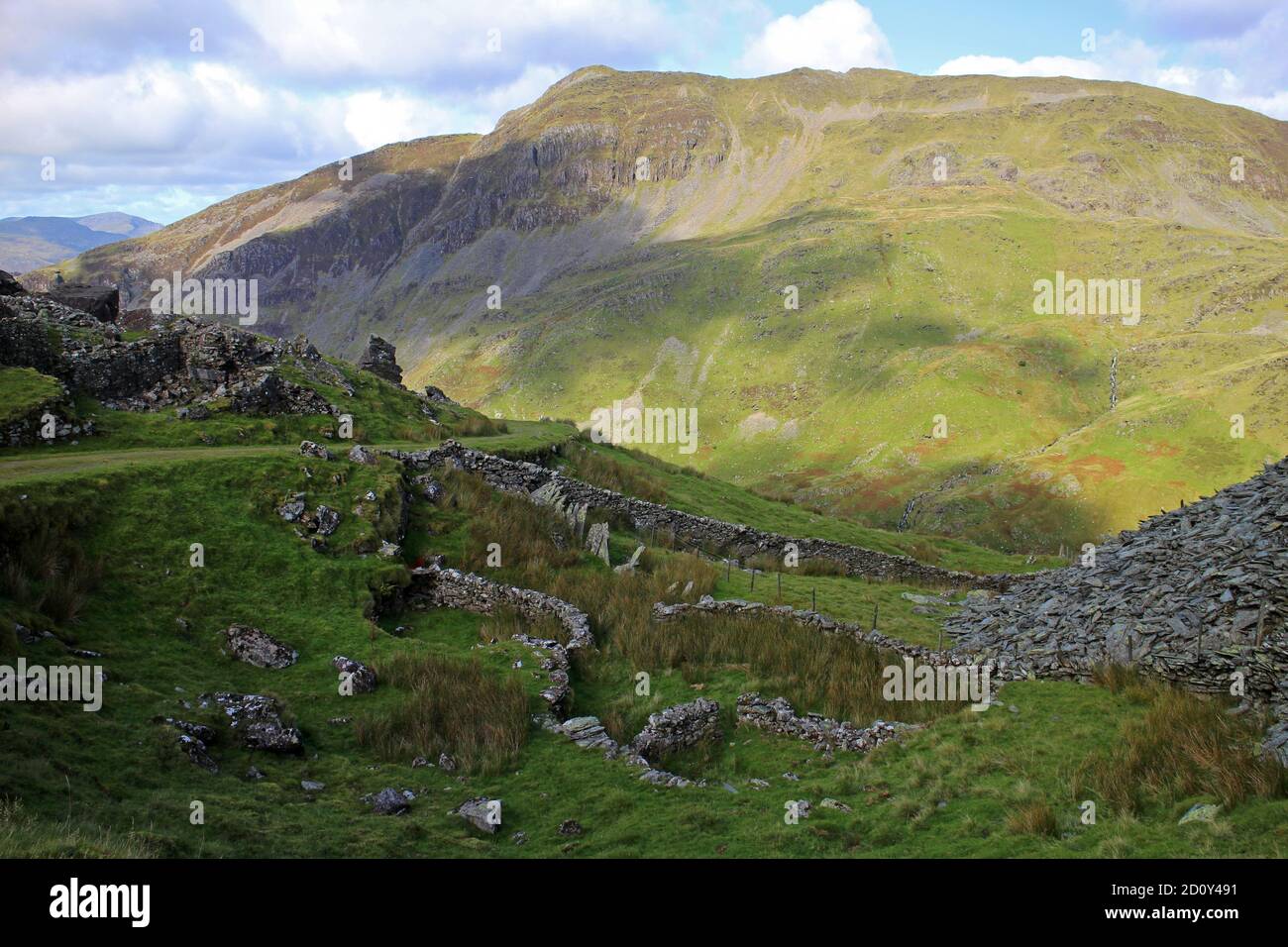 Croesor slate quarry and surrounding Snowdonia mountain views Stock ...