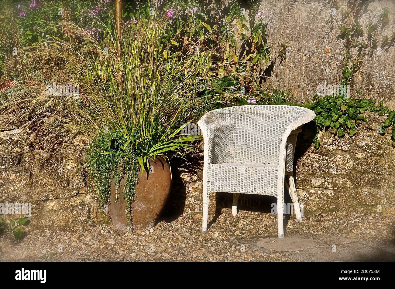 English cottage garden patio hi-res stock photography and images - Alamy