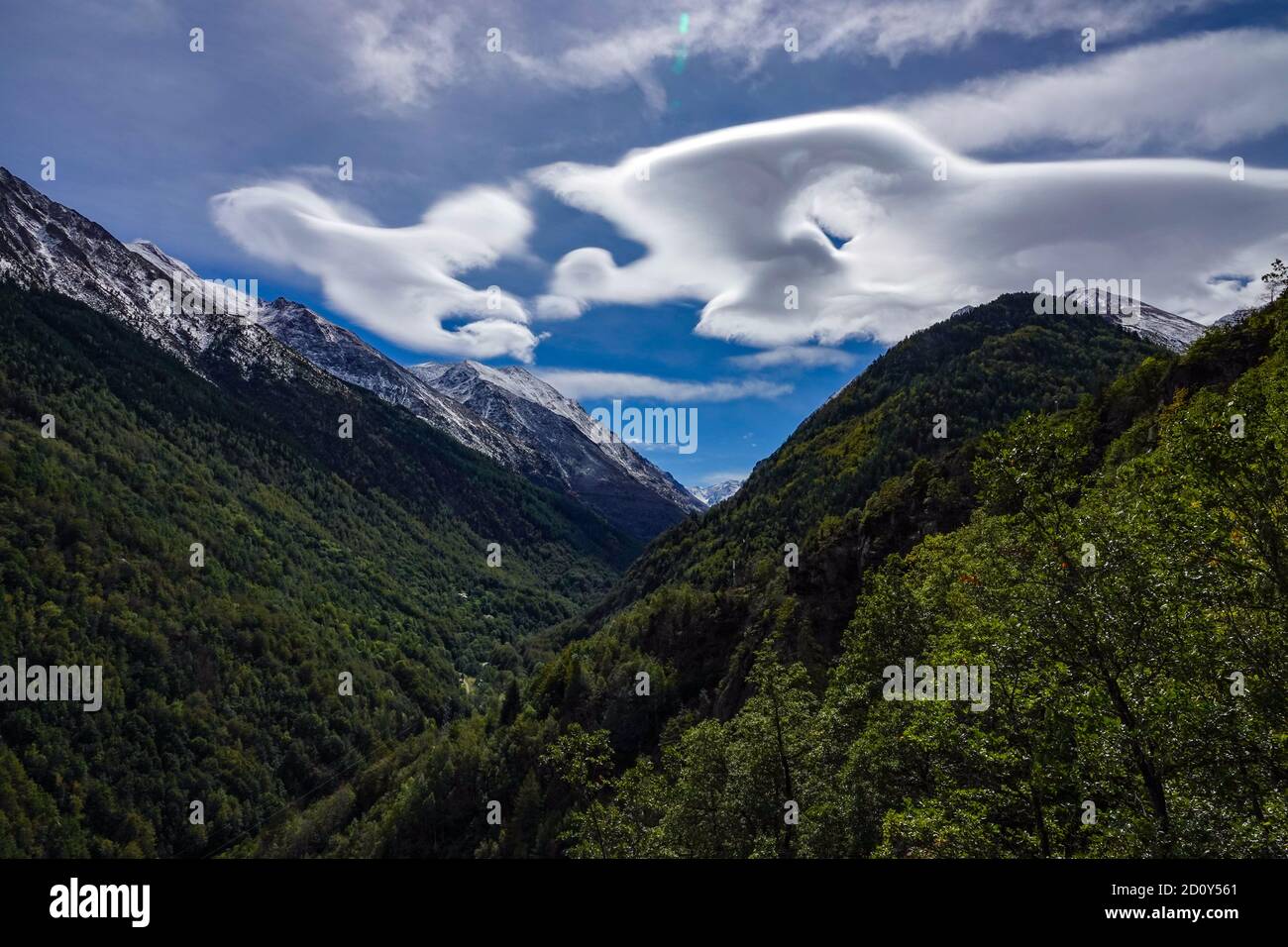 Impressive clouds and first snow of the winter falls on the high peaks ...