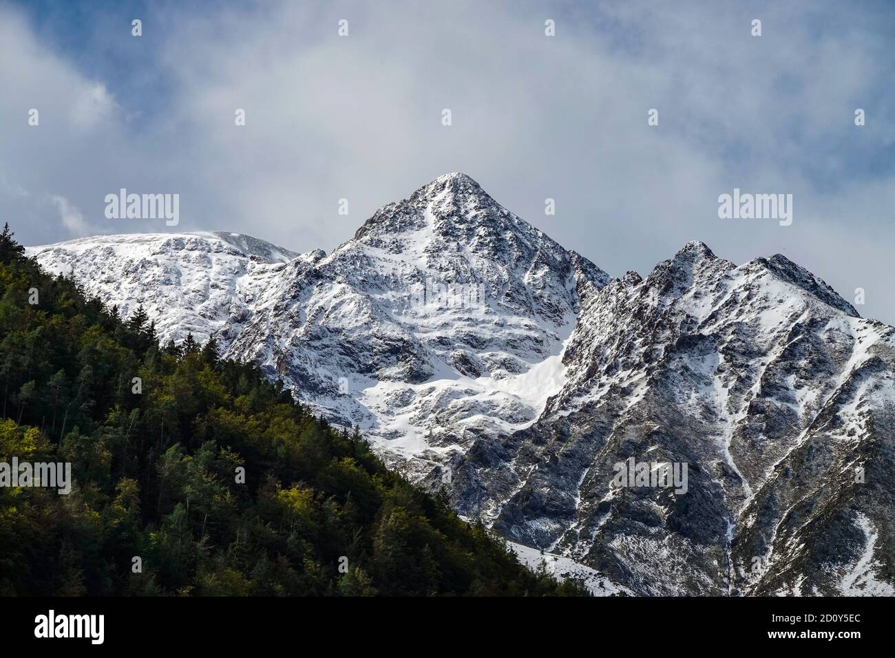 The first snow of the winter falls on the high peaks of the Ariege ...