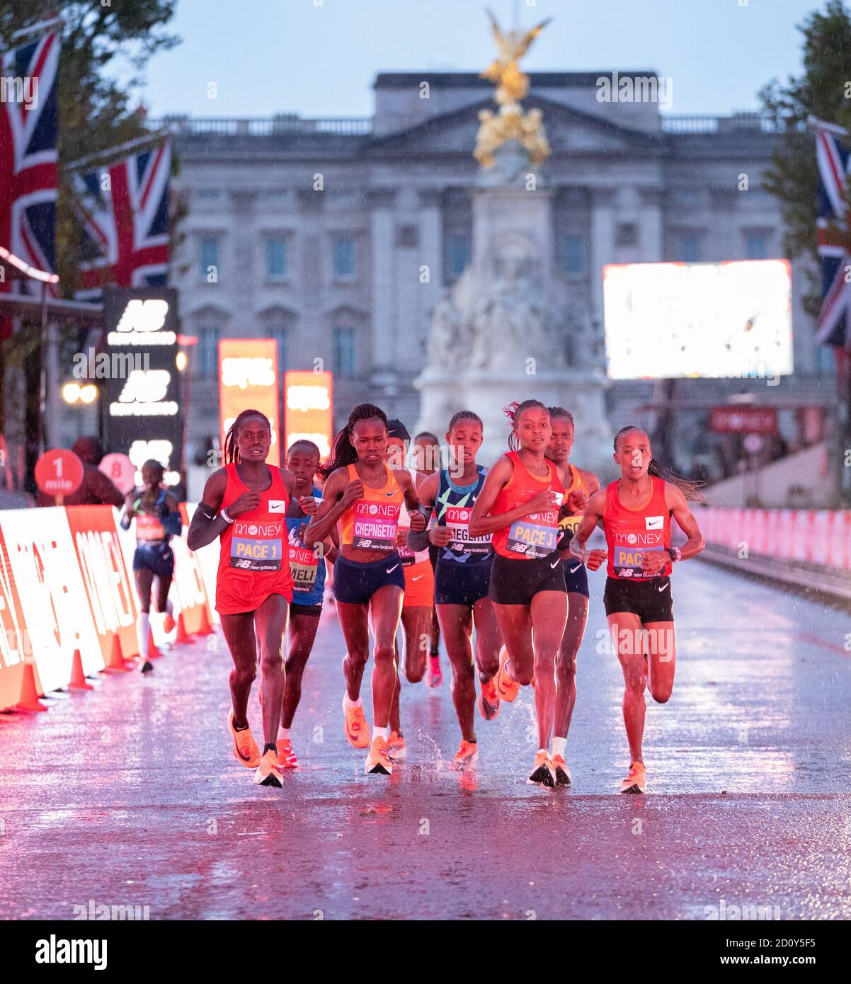 London marathon pace runners hi-res stock photography and images - Alamy