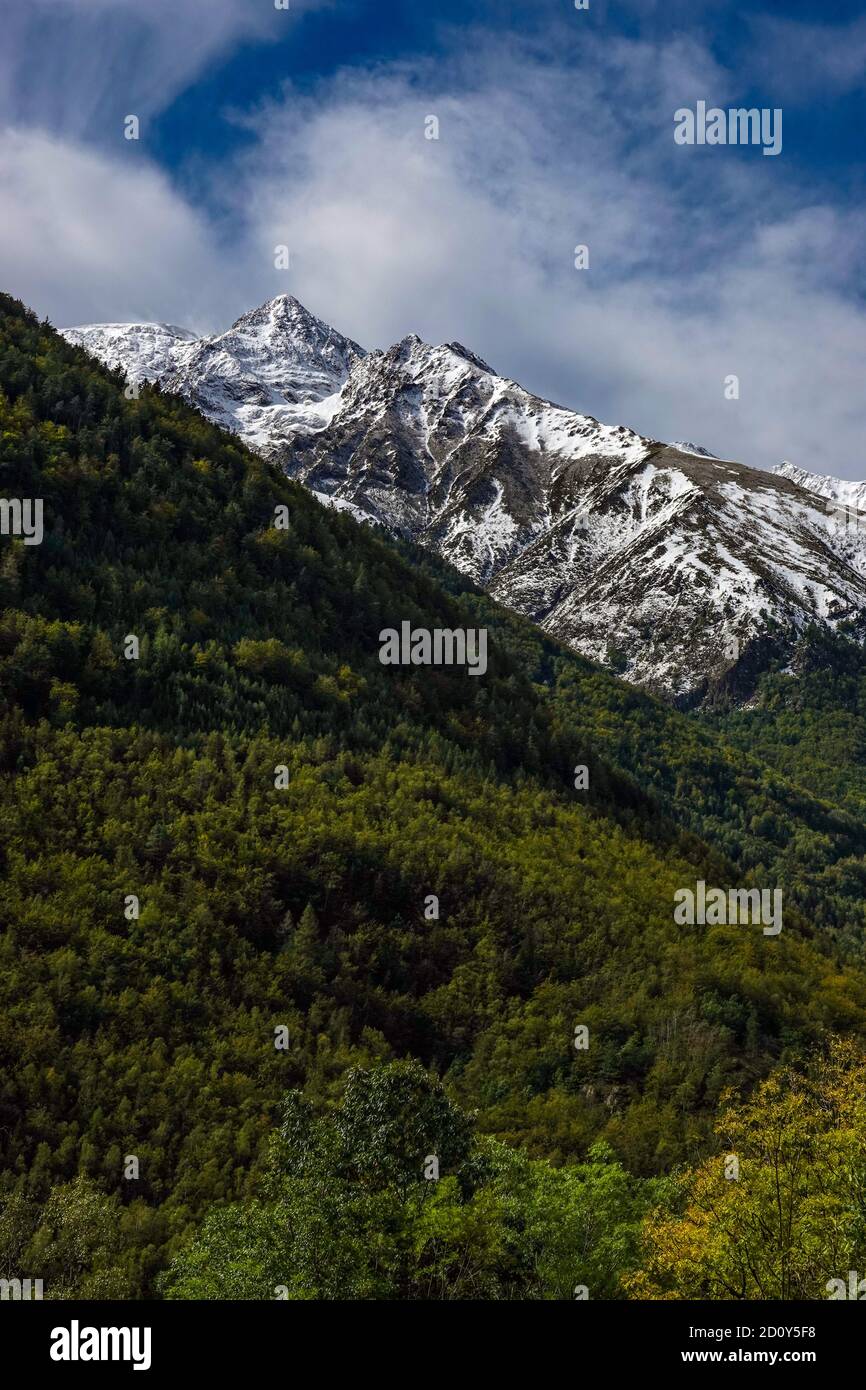 The first snow of the winter falls on the high peaks of the Ariege ...