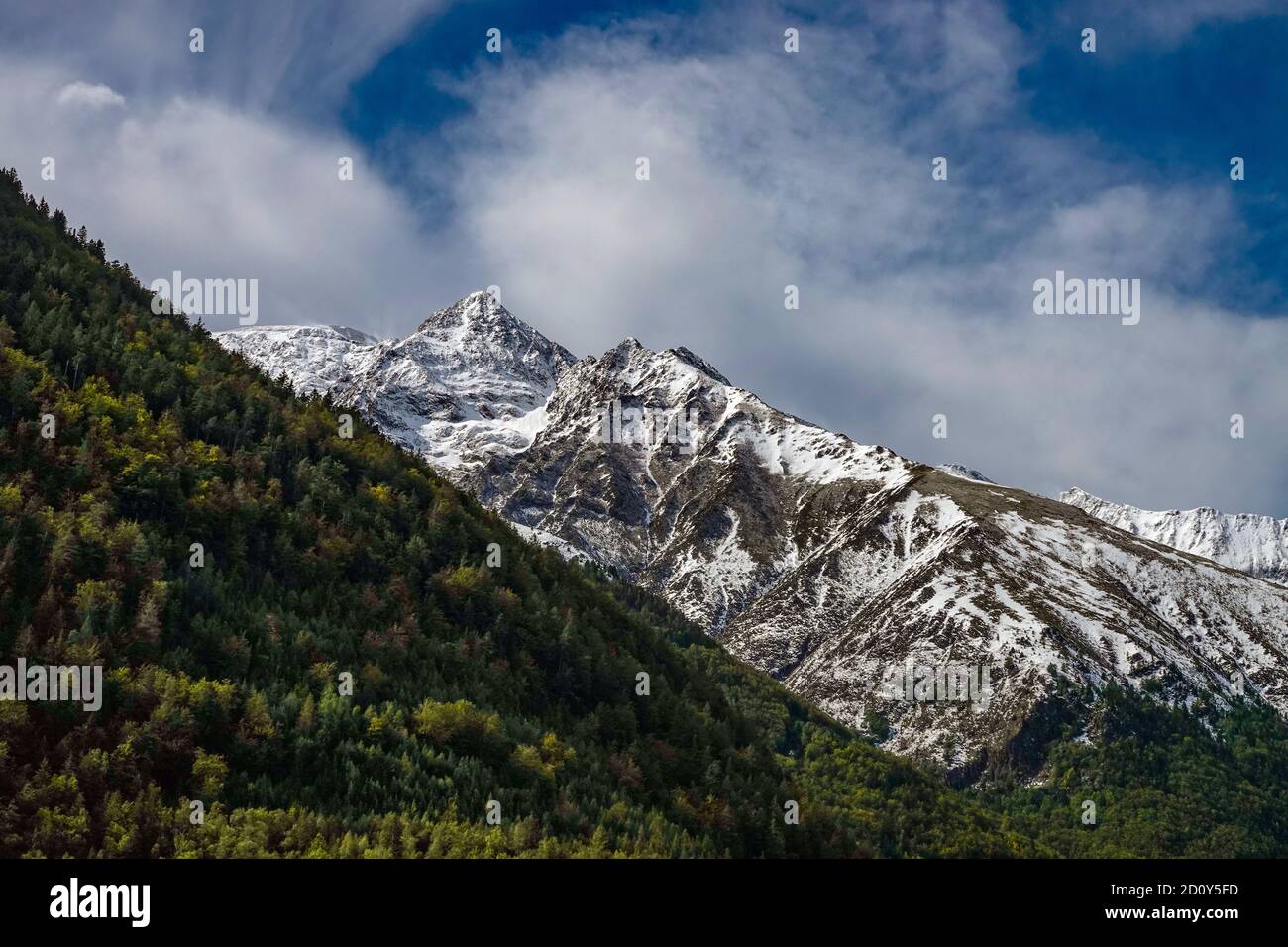 The first snow of the winter falls on the high peaks of the Ariege ...
