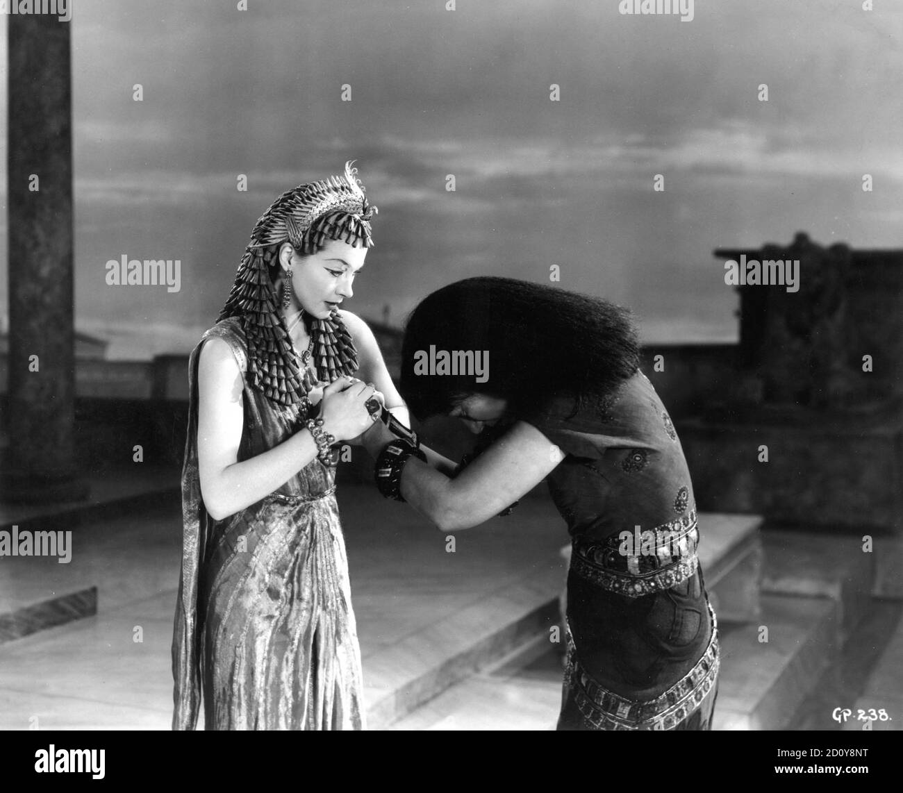 VIVIEN LEIGH and FLORA ROBSON in CAESAR AND CLEOPATRA 1945 director ...