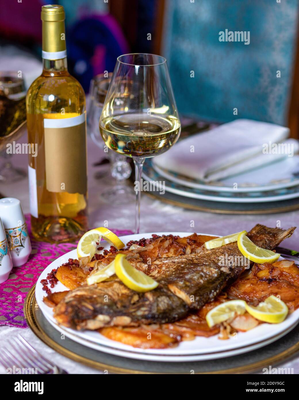 Grilled whole fish with a lemon and white wine close up Stock Photo - Alamy
