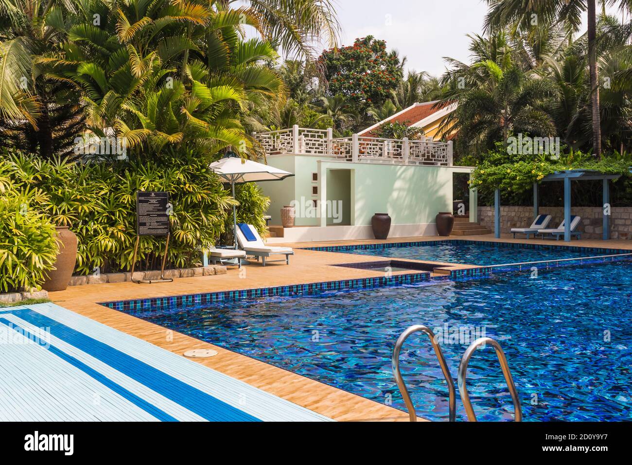 Swimming pool at the tropical hotel Stock Photo - Alamy