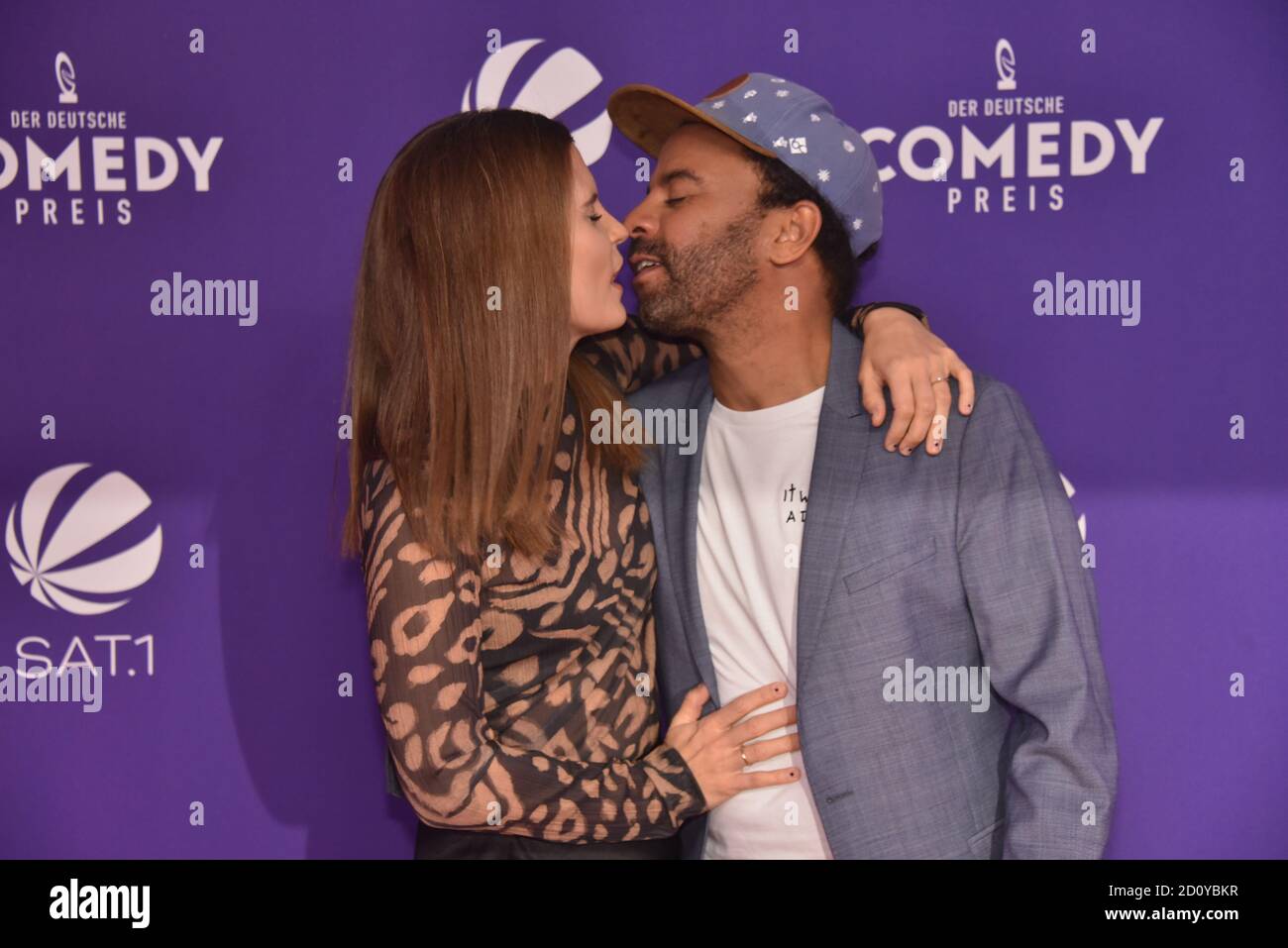 Cologne, Germany. 02nd Oct, 2020. Simon Pearce with his wife Lisa comes ...